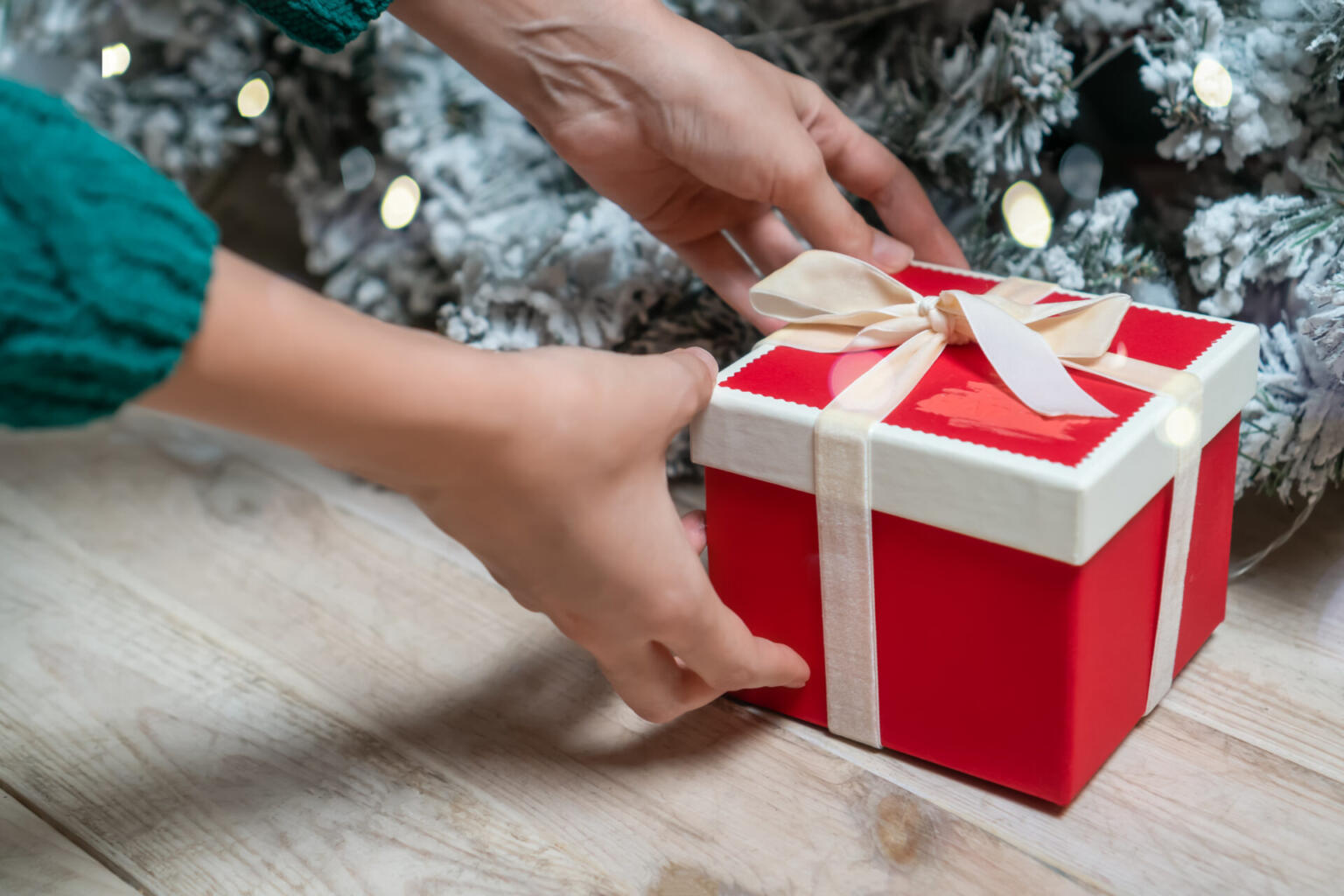 Natural, Non-Toxic, & Organic Holiday Gift Guide 2023 - MAMAVATION